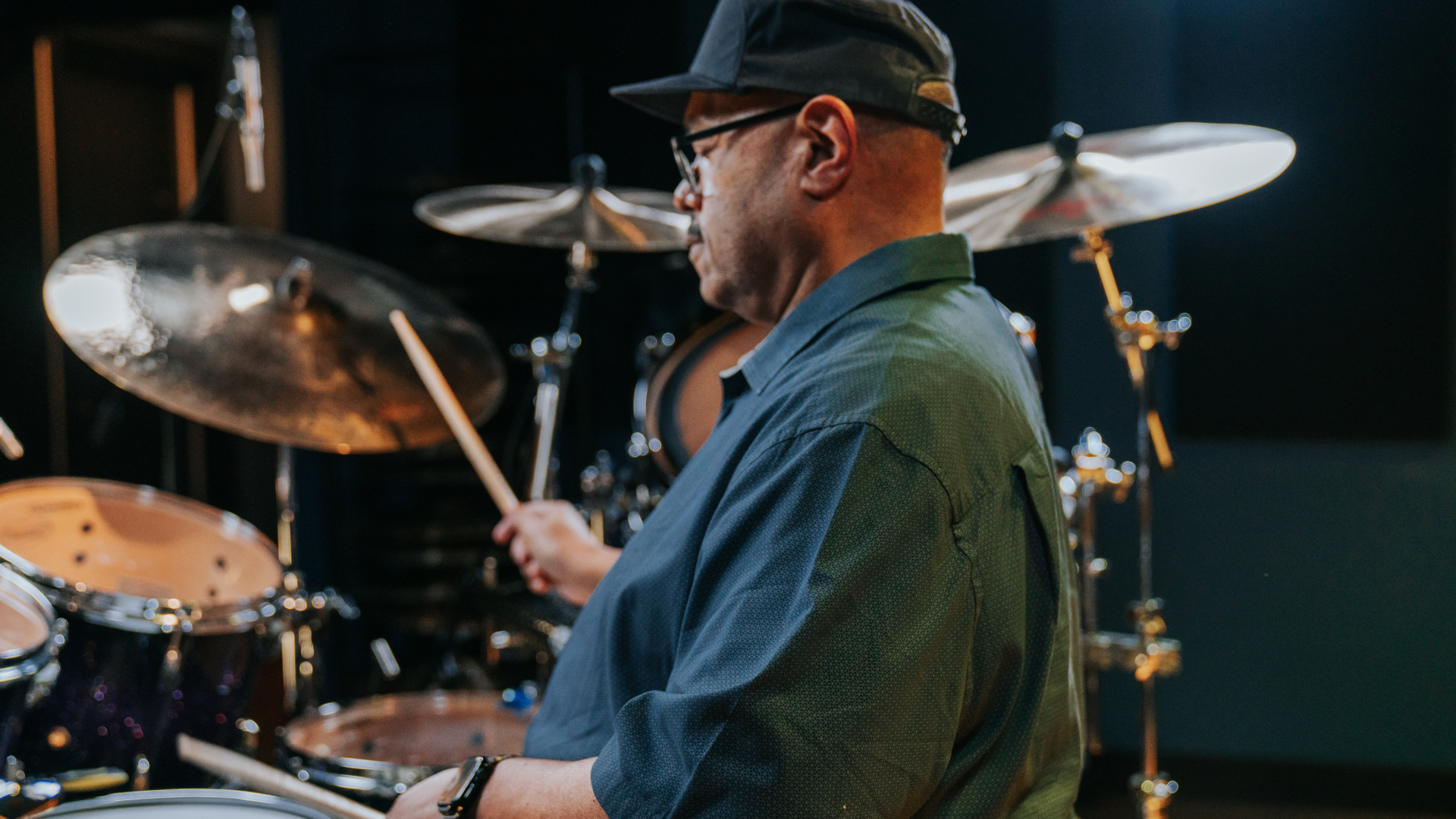 Dennis Chambers Performs "Blue Matter" By John Scofield - Drumeo Beat